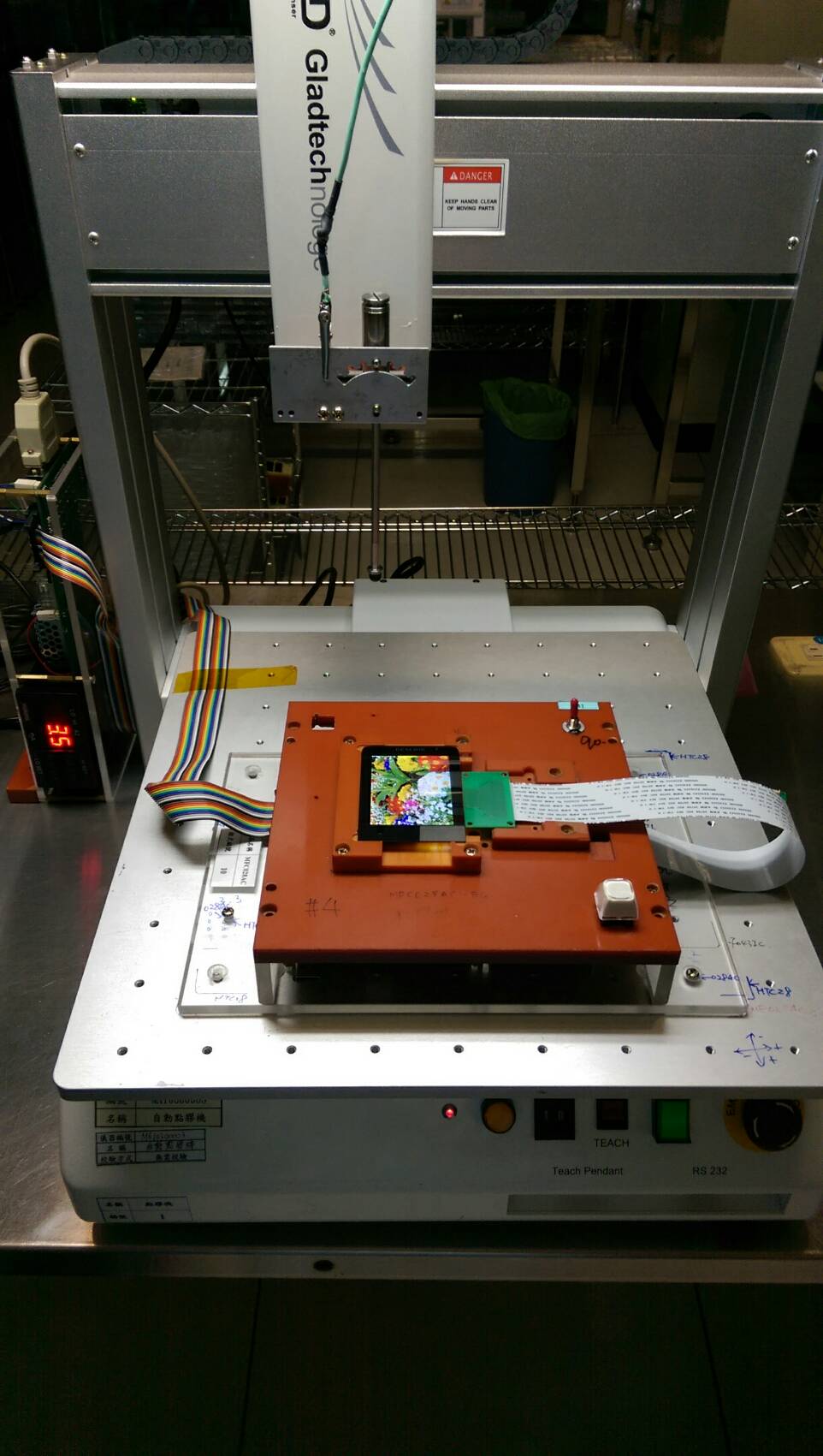 LCD 檢測製造廠以精密檢驗儀器確保高品質產品 - 龐誼科技